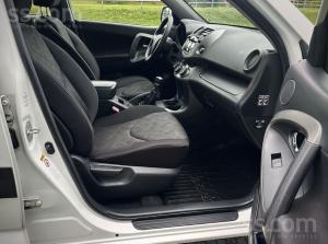 White Toyota RAV4 2011 in Rezekne, with an engine capacity of 2.20 L and mileage of 211 thousand km for 6990 €, photo 15 on AUTOMOTO.COM.LV