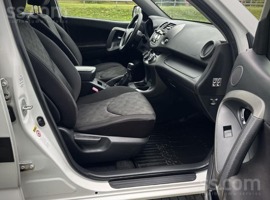 White Toyota RAV4 2011 in Rezekne, with an engine capacity of 2.20 L and mileage of 211 thousand km for 6990 €, photo 15 on AUTOMOTO.COM.LV
