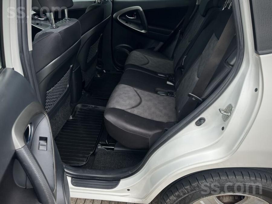 White Toyota RAV4 2011 in Rezekne, with an engine capacity of 2.20 L and mileage of 211 thousand km for 6990 €, photo 16 on AUTOMOTO.COM.LV