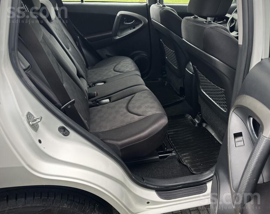 White Toyota RAV4 2011 in Rezekne, with an engine capacity of 2.20 L and mileage of 211 thousand km for 6990 €, photo 17 on AUTOMOTO.COM.LV