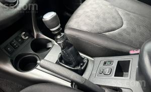 White Toyota RAV4 2011 in Rezekne, with an engine capacity of 2.20 L and mileage of 211 thousand km for 6990 €, photo 18 on AUTOMOTO.COM.LV