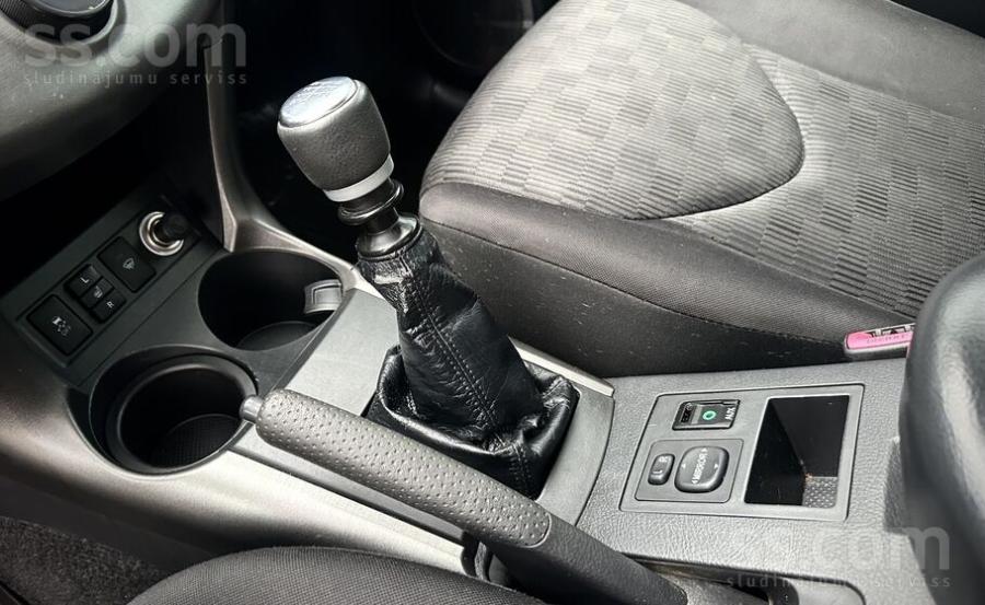White Toyota RAV4 2011 in Rezekne, with an engine capacity of 2.20 L and mileage of 211 thousand km for 6990 €, photo 18 on AUTOMOTO.COM.LV