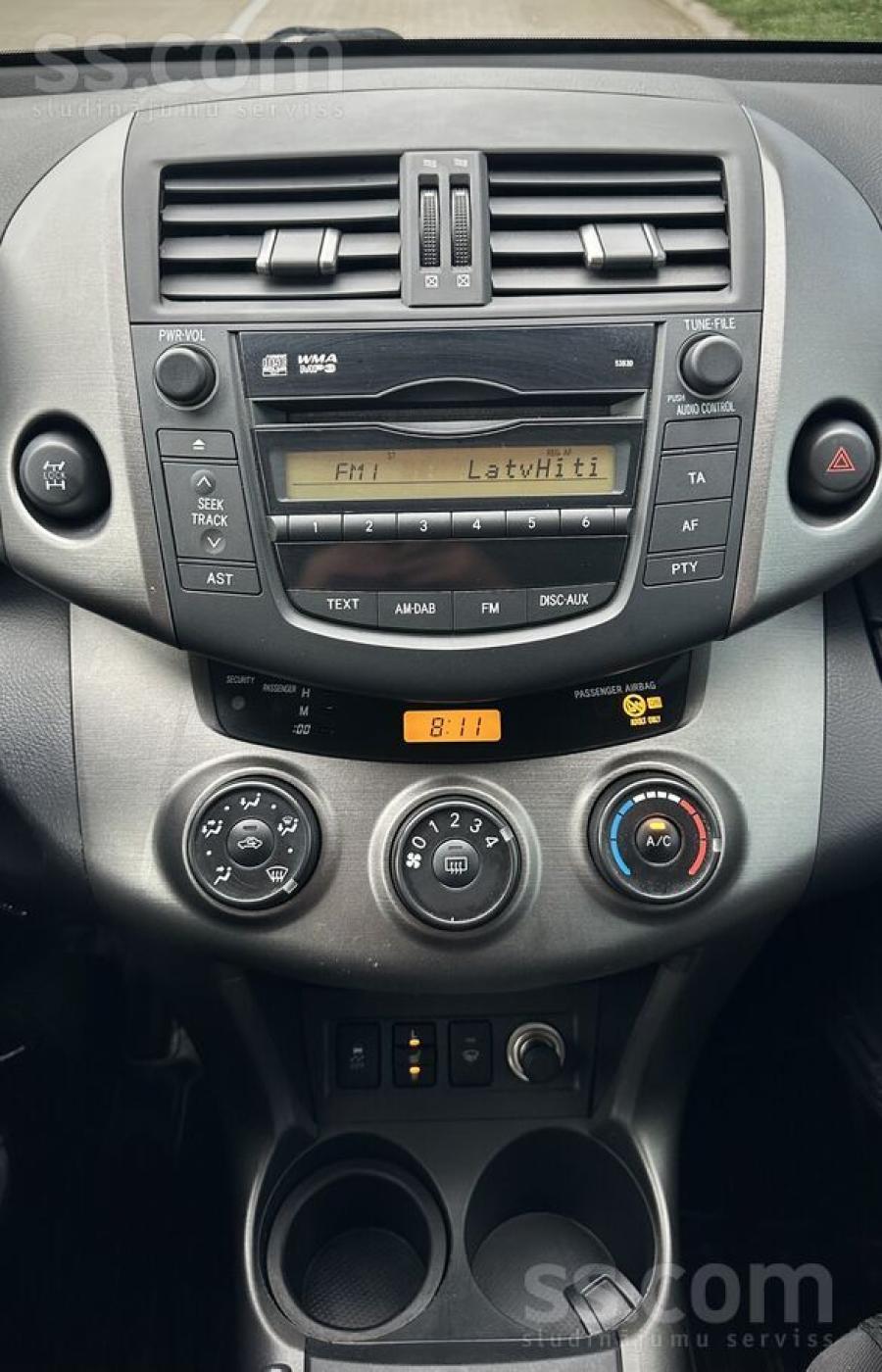 White Toyota RAV4 2011 in Rezekne, with an engine capacity of 2.20 L and mileage of 211 thousand km for 6990 €, photo 19 on AUTOMOTO.COM.LV