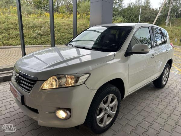 Balts Toyota RAV4 2011 Viļņa, ar dzinēja tilpumu 2.20 L un nobraukumu 206 tūkst. km par 6950 €, foto 1 vietnē AUTOMOTO.COM.LV
