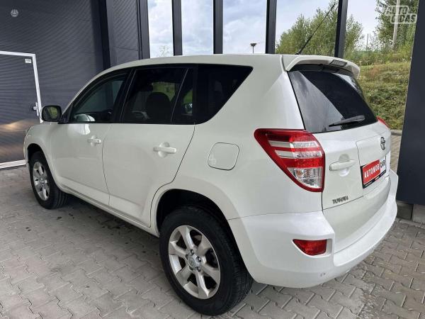 Balts Toyota RAV4 2011 Viļņa, ar dzinēja tilpumu 2.20 L un nobraukumu 206 tūkst. km par 6950 €, foto 5 vietnē AUTOMOTO.COM.LV