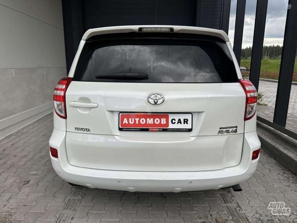 Balts Toyota RAV4 2011 Viļņa, ar dzinēja tilpumu 2.20 L un nobraukumu 206 tūkst. km par 6950 €, foto 7 vietnē AUTOMOTO.COM.LV