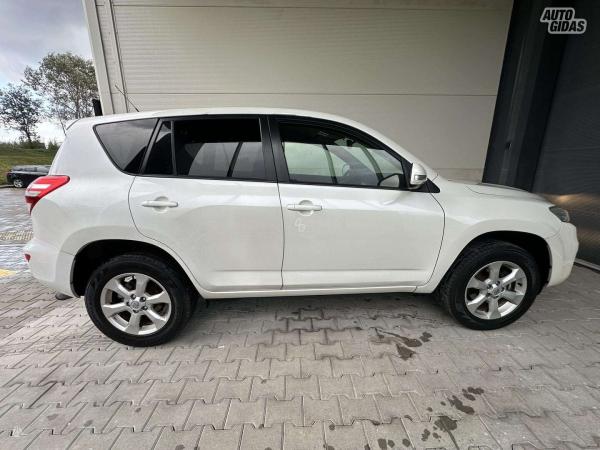 Balts Toyota RAV4 2011 Viļņa, ar dzinēja tilpumu 2.20 L un nobraukumu 206 tūkst. km par 6950 €, foto 10 vietnē AUTOMOTO.COM.LV