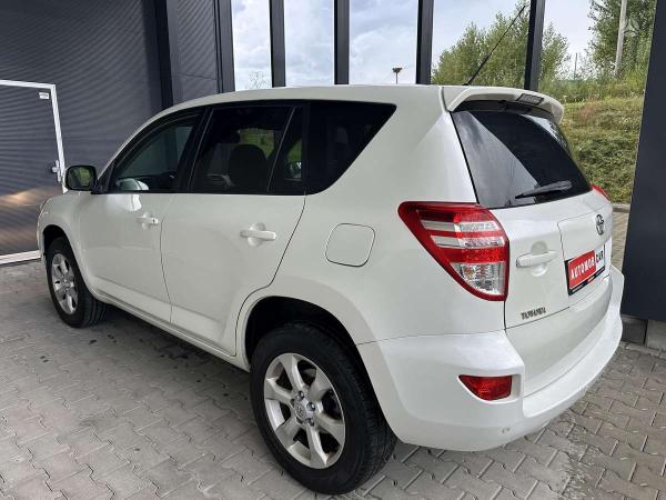 White Toyota RAV4 2011 in Vilnius, with an engine capacity of 2.23 L and mileage of 206 thousand km for 6950 €, photo 5 on AUTOMOTO.COM.LV