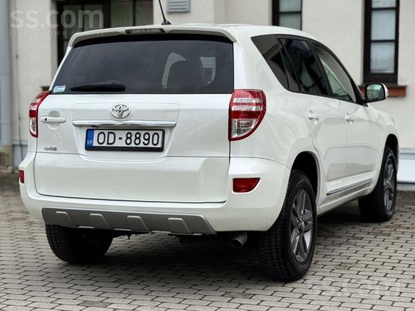 Balts Toyota RAV4 2012 Jelgava, ar dzinēja tilpumu 2.20 L un nobraukumu 190 tūkst. km par 3000 €, foto 3 vietnē AUTOMOTO.COM.LV