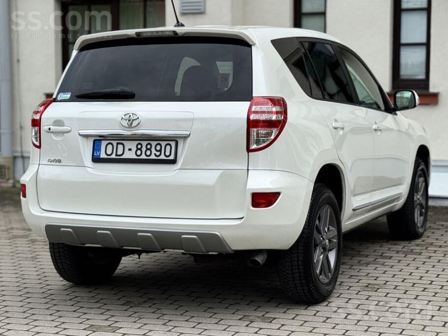 Balts Toyota RAV4 2012 Jelgava, ar dzinēja tilpumu 2.20 L un nobraukumu 190 tūkst. km par 3000 €, foto 3 vietnē AUTOMOTO.COM.LV