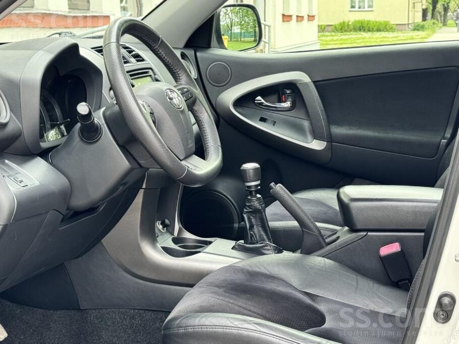 Balts Toyota RAV4 2012 Jelgava, ar dzinēja tilpumu 2.20 L un nobraukumu 190 tūkst. km par 3000 €, foto 14 vietnē AUTOMOTO.COM.LV
