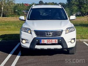 White Toyota RAV4 2012 in Cesis, with an engine capacity of 2.20 L and mileage of 200 thousand km for 7950 €, photo 2 on AUTOMOTO.COM.LV