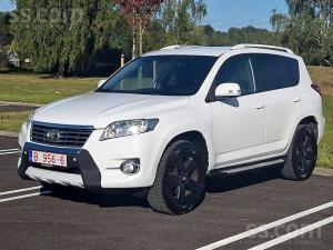 White Toyota RAV4 2012 in Cesis, with an engine capacity of 2.20 L and mileage of 200 thousand km for 7950 €, photo 3 on AUTOMOTO.COM.LV