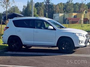 White Toyota RAV4 2012 in Cesis, with an engine capacity of 2.20 L and mileage of 200 thousand km for 7950 €, photo 4 on AUTOMOTO.COM.LV