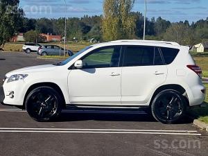 White Toyota RAV4 2012 in Cesis, with an engine capacity of 2.20 L and mileage of 200 thousand km for 7950 €, photo 5 on AUTOMOTO.COM.LV