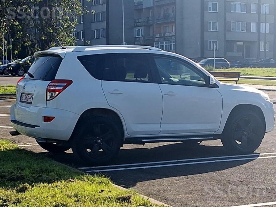White Toyota RAV4 2012 in Cesis, with an engine capacity of 2.20 L and mileage of 200 thousand km for 7950 €, photo 6 on AUTOMOTO.COM.LV
