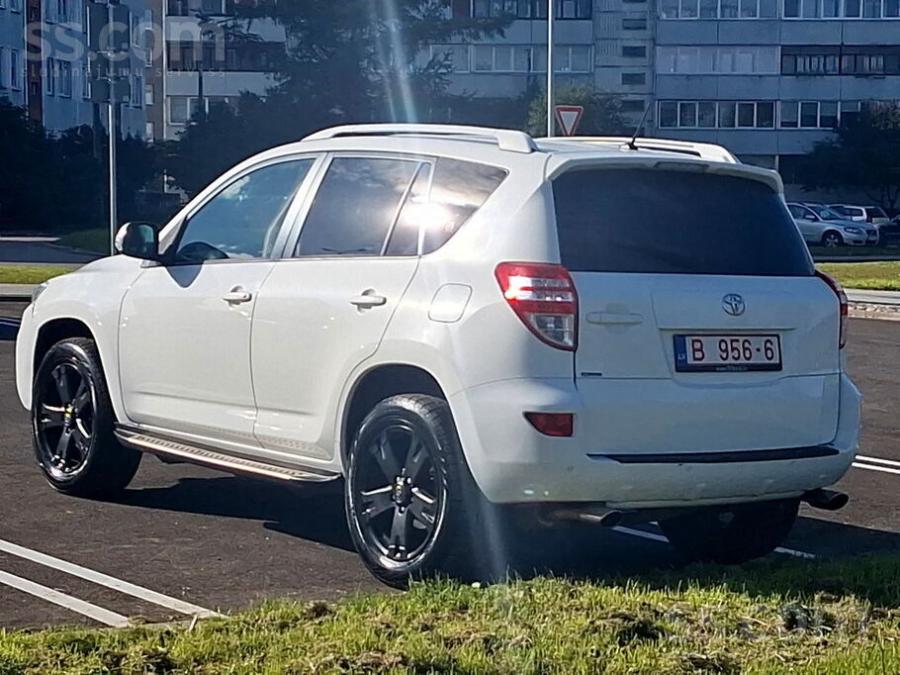 White Toyota RAV4 2012 in Cesis, with an engine capacity of 2.20 L and mileage of 200 thousand km for 7950 €, photo 7 on AUTOMOTO.COM.LV