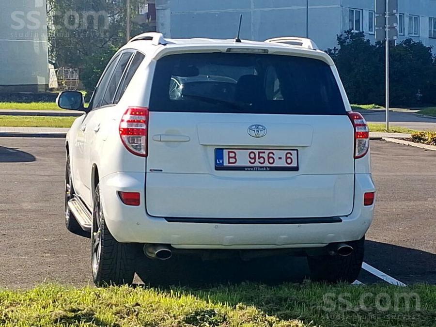 White Toyota RAV4 2012 in Cesis, with an engine capacity of 2.20 L and mileage of 200 thousand km for 7950 €, photo 8 on AUTOMOTO.COM.LV
