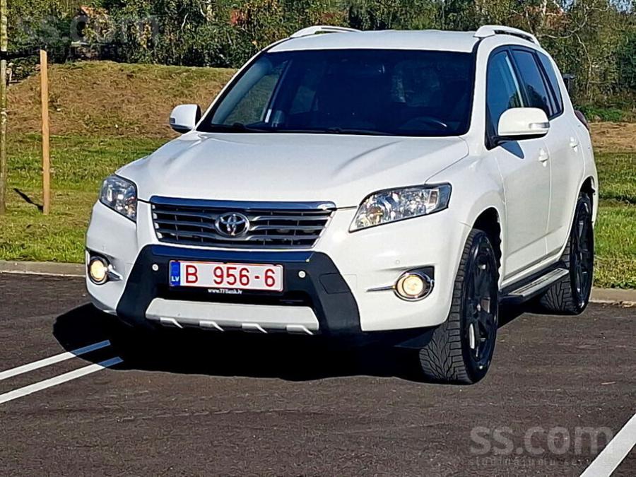 White Toyota RAV4 2012 in Cesis, with an engine capacity of 2.20 L and mileage of 200 thousand km for 7950 €, photo 9 on AUTOMOTO.COM.LV
