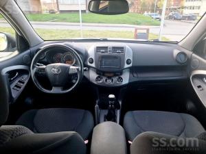 White Toyota RAV4 2012 in Cesis, with an engine capacity of 2.20 L and mileage of 200 thousand km for 7950 €, photo 10 on AUTOMOTO.COM.LV