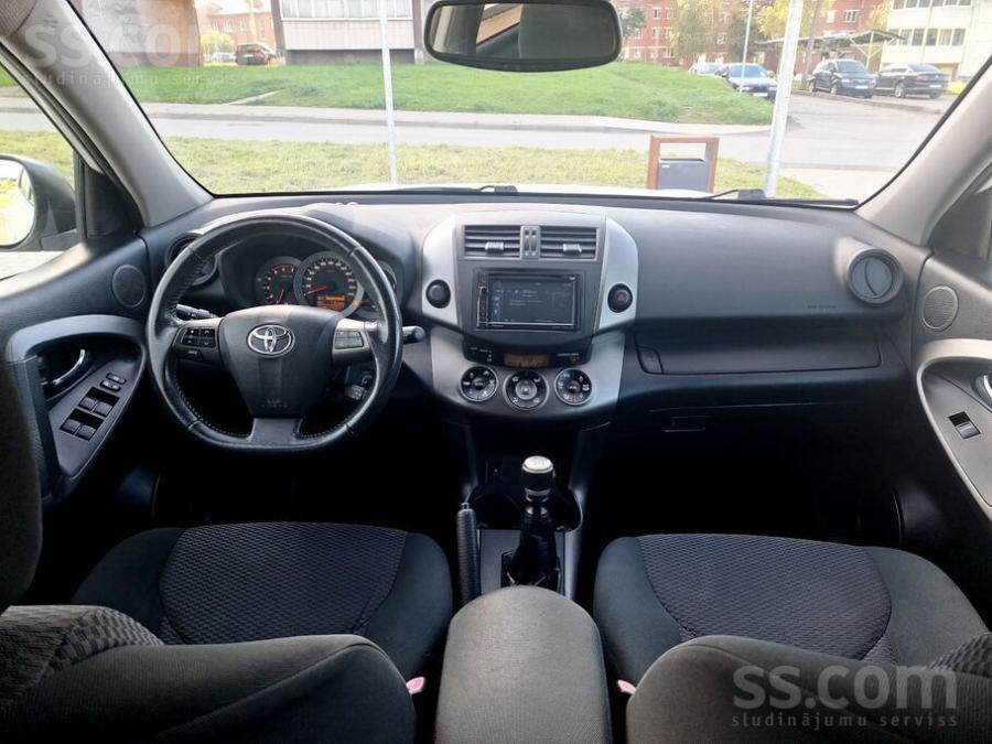 White Toyota RAV4 2012 in Cesis, with an engine capacity of 2.20 L and mileage of 200 thousand km for 7950 €, photo 10 on AUTOMOTO.COM.LV