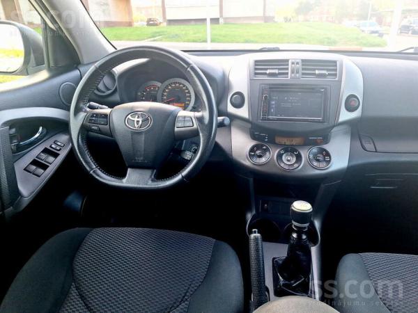 White Toyota RAV4 2012 in Cesis, with an engine capacity of 2.20 L and mileage of 200 thousand km for 7950 €, photo 11 on AUTOMOTO.COM.LV
