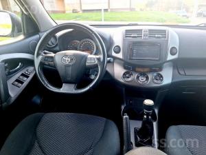 White Toyota RAV4 2012 in Cesis, with an engine capacity of 2.20 L and mileage of 200 thousand km for 7950 €, photo 11 on AUTOMOTO.COM.LV