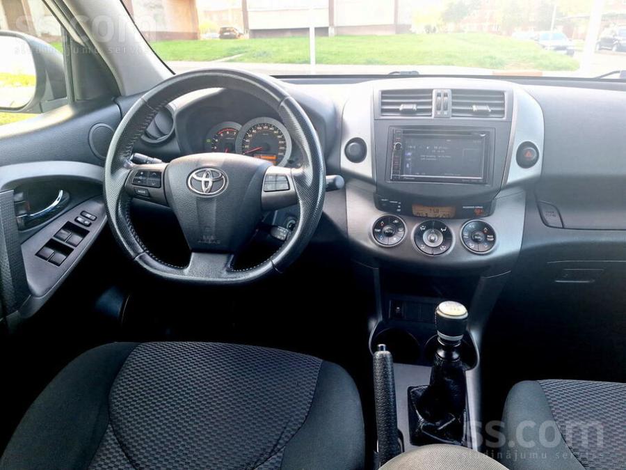 White Toyota RAV4 2012 in Cesis, with an engine capacity of 2.20 L and mileage of 200 thousand km for 7950 €, photo 11 on AUTOMOTO.COM.LV