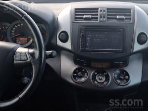 White Toyota RAV4 2012 in Cesis, with an engine capacity of 2.20 L and mileage of 200 thousand km for 7950 €, photo 12 on AUTOMOTO.COM.LV