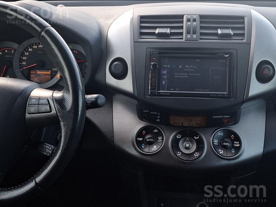 White Toyota RAV4 2012 in Cesis, with an engine capacity of 2.20 L and mileage of 200 thousand km for 7950 €, photo 12 on AUTOMOTO.COM.LV