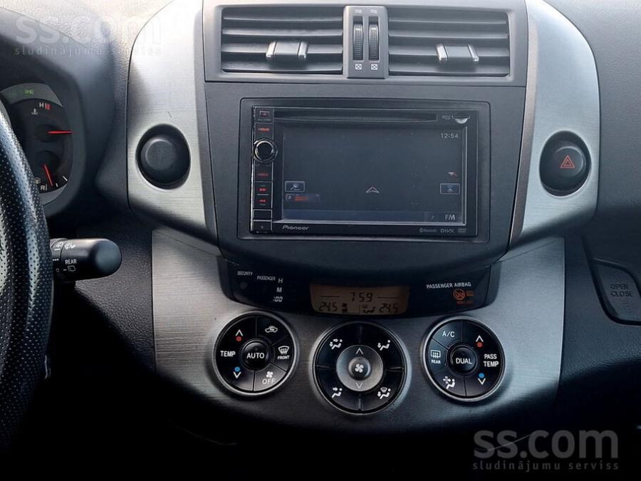 White Toyota RAV4 2012 in Cesis, with an engine capacity of 2.20 L and mileage of 200 thousand km for 7950 €, photo 13 on AUTOMOTO.COM.LV