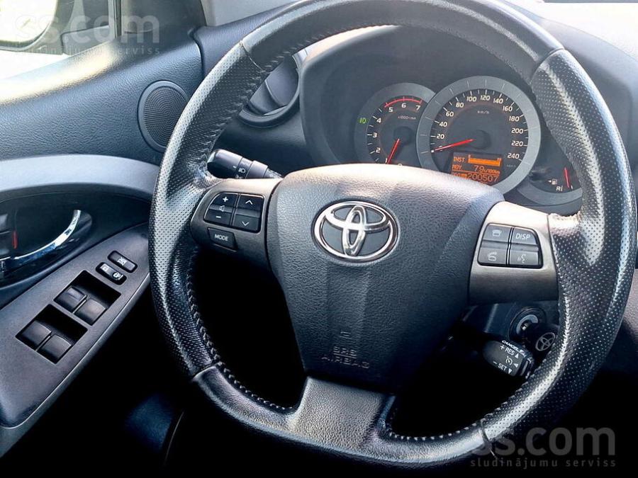 White Toyota RAV4 2012 in Cesis, with an engine capacity of 2.20 L and mileage of 200 thousand km for 7950 €, photo 14 on AUTOMOTO.COM.LV