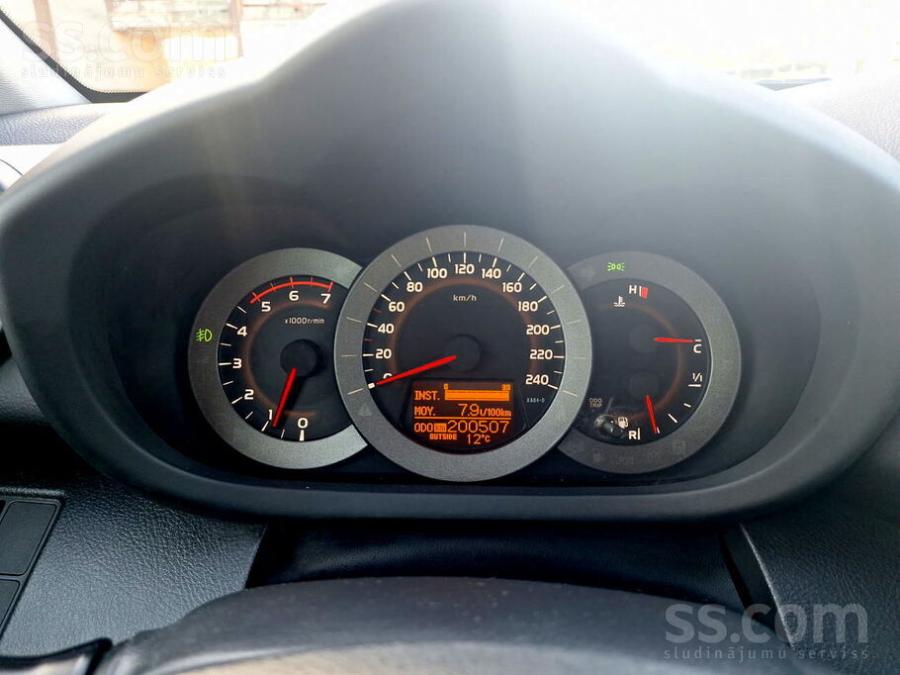 White Toyota RAV4 2012 in Cesis, with an engine capacity of 2.20 L and mileage of 200 thousand km for 7950 €, photo 15 on AUTOMOTO.COM.LV