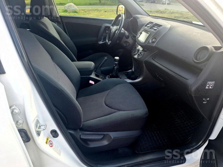 White Toyota RAV4 2012 in Cesis, with an engine capacity of 2.20 L and mileage of 200 thousand km for 7950 €, photo 18 on AUTOMOTO.COM.LV