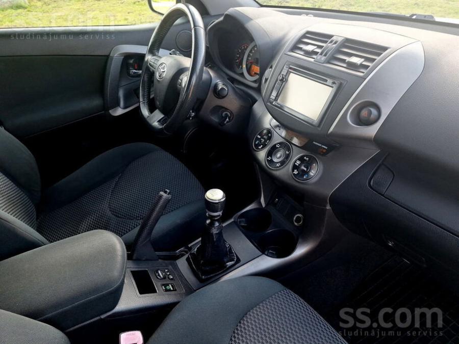 White Toyota RAV4 2012 in Cesis, with an engine capacity of 2.20 L and mileage of 200 thousand km for 7950 €, photo 19 on AUTOMOTO.COM.LV