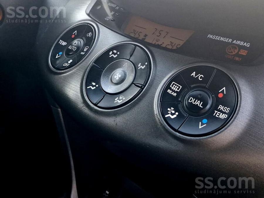 White Toyota RAV4 2012 in Cesis, with an engine capacity of 2.20 L and mileage of 200 thousand km for 7950 €, photo 21 on AUTOMOTO.COM.LV