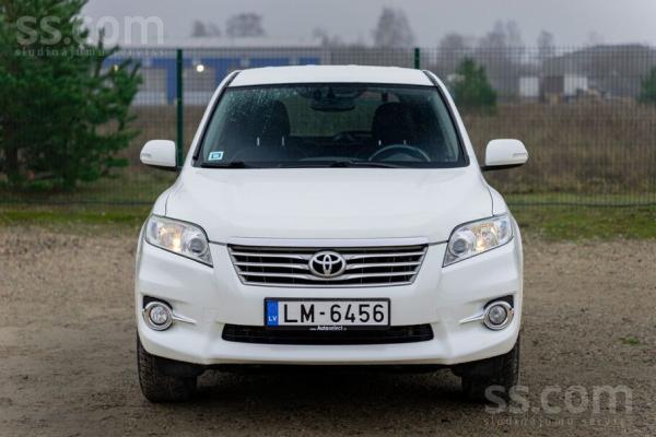 White Toyota RAV4 2012 in Riga, with an engine capacity of 2.20 L and mileage of 0 thousand km for 8790 €, photo 2 on AUTOMOTO.COM.LV