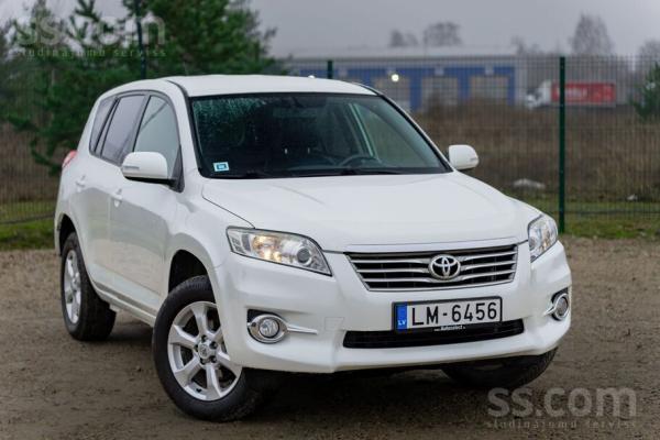 White Toyota RAV4 2012 in Riga, with an engine capacity of 2.20 L and mileage of 0 thousand km for 8790 €, photo 3 on AUTOMOTO.COM.LV