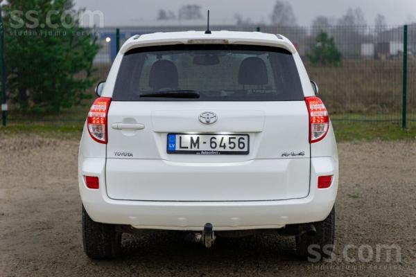 White Toyota RAV4 2012 in Riga, with an engine capacity of 2.20 L and mileage of 0 thousand km for 8790 €, photo 5 on AUTOMOTO.COM.LV