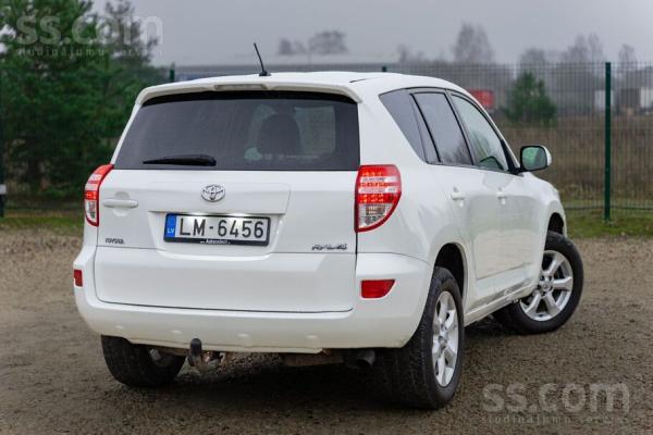 White Toyota RAV4 2012 in Riga, with an engine capacity of 2.20 L and mileage of 0 thousand km for 8790 €, photo 6 on AUTOMOTO.COM.LV