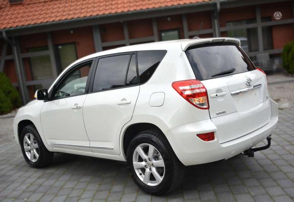 White Toyota RAV4 2012 in Klaipeda, with an engine capacity of 2.23 L and mileage of 245 thousand km for 7650 €, photo 5 on AUTOMOTO.COM.LV