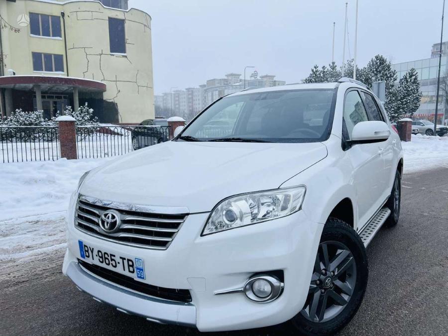 White Toyota RAV4 2012 in Kaunas, with an engine capacity of 2.23 L and mileage of 186 thousand km for 7950 €, photo 1 on AUTOMOTO.COM.LV