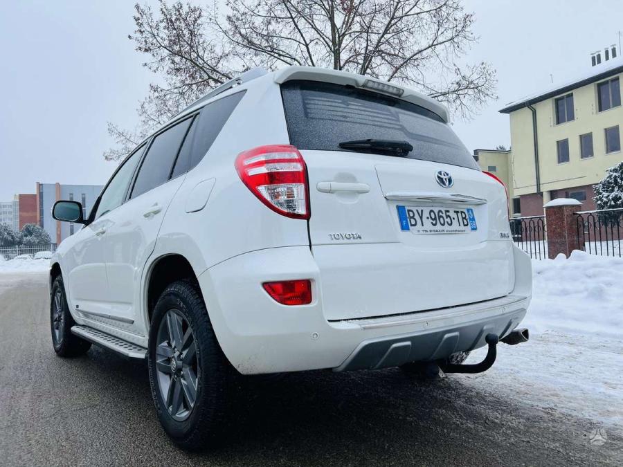 White Toyota RAV4 2012 in Kaunas, with an engine capacity of 2.23 L and mileage of 186 thousand km for 7950 €, photo 2 on AUTOMOTO.COM.LV