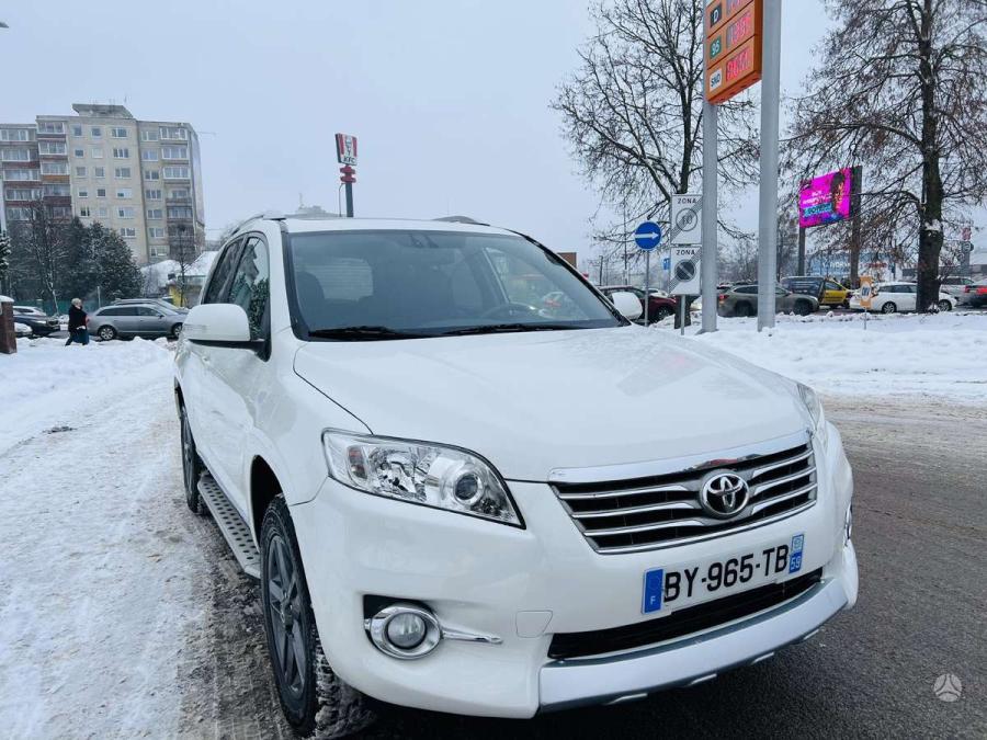 White Toyota RAV4 2012 in Kaunas, with an engine capacity of 2.23 L and mileage of 186 thousand km for 7950 €, photo 3 on AUTOMOTO.COM.LV