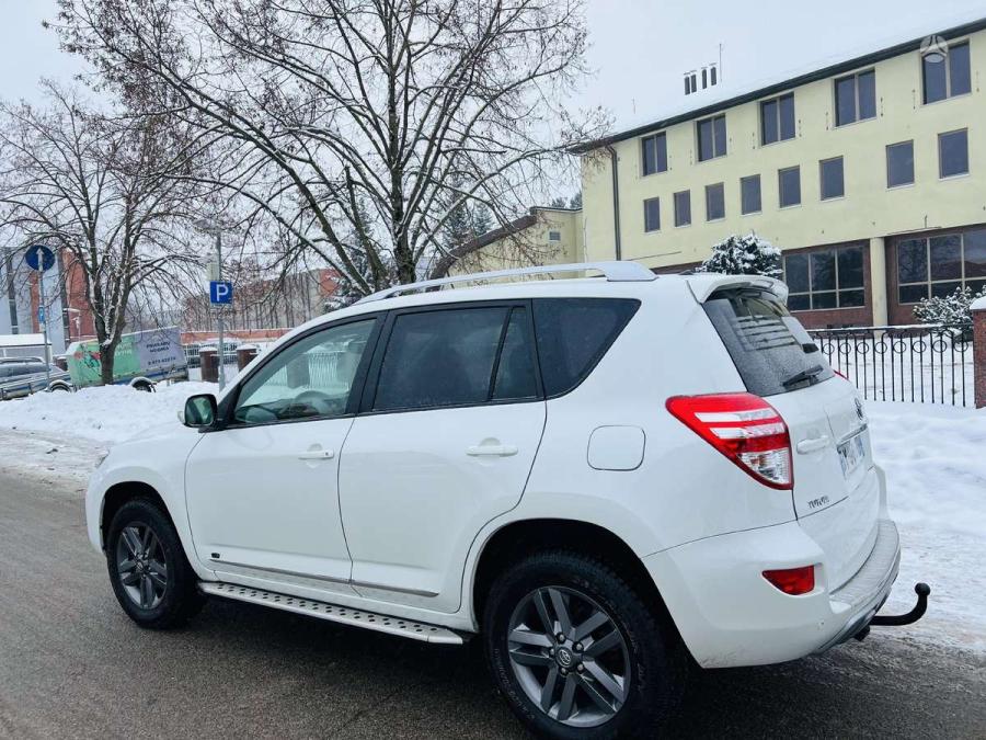 White Toyota RAV4 2012 in Kaunas, with an engine capacity of 2.23 L and mileage of 186 thousand km for 7950 €, photo 6 on AUTOMOTO.COM.LV