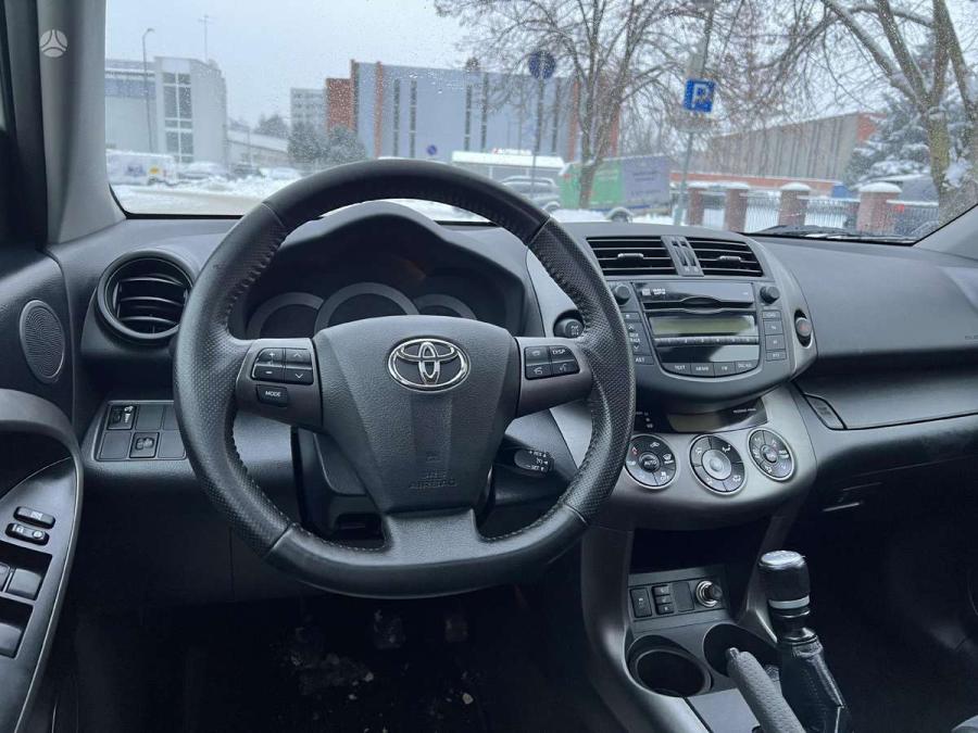 White Toyota RAV4 2012 in Kaunas, with an engine capacity of 2.23 L and mileage of 186 thousand km for 7950 €, photo 24 on AUTOMOTO.COM.LV