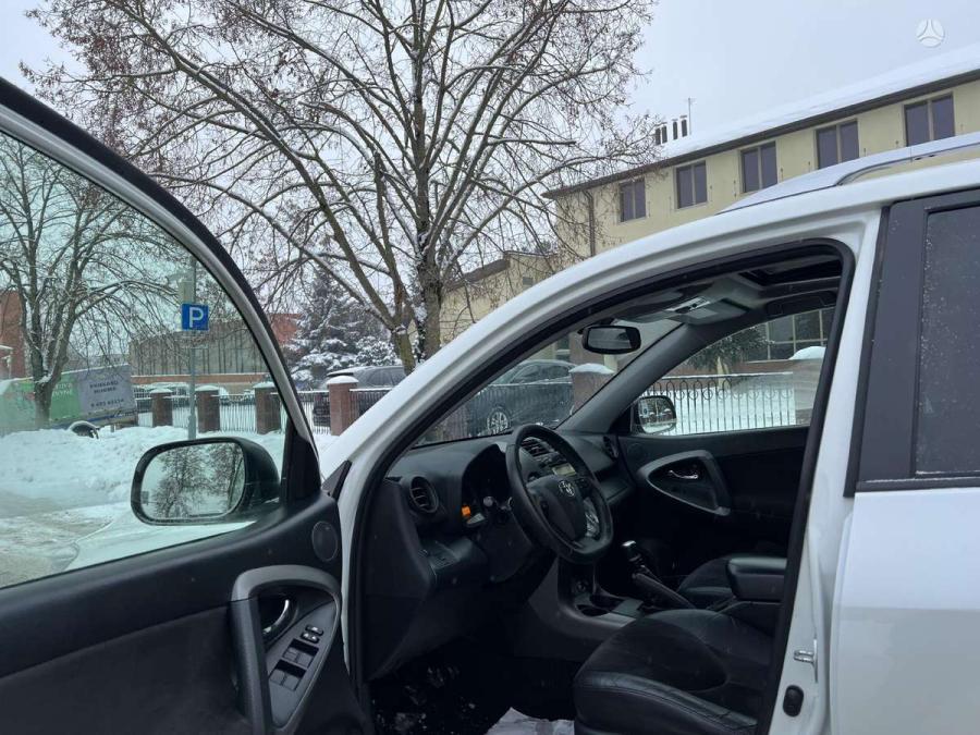 Balts Toyota RAV4 2012 Kauņa, ar dzinēja tilpumu 2.23 L un nobraukumu 185 tūkst. km par 7900 €, foto 12 vietnē AUTOMOTO.COM.LV
