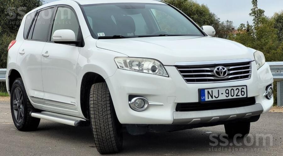 White Toyota RAV4 2012 in Riga, with an engine capacity of 2.20 L and mileage of 175 thousand km for 8900 €, photo 1 on AUTOMOTO.COM.LV
