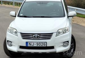 White Toyota RAV4 2012 in Riga, with an engine capacity of 2.20 L and mileage of 175 thousand km for 8900 €, photo 2 on AUTOMOTO.COM.LV