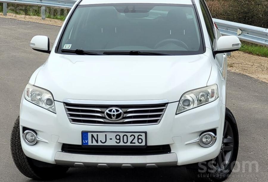 White Toyota RAV4 2012 in Riga, with an engine capacity of 2.20 L and mileage of 175 thousand km for 8900 €, photo 2 on AUTOMOTO.COM.LV